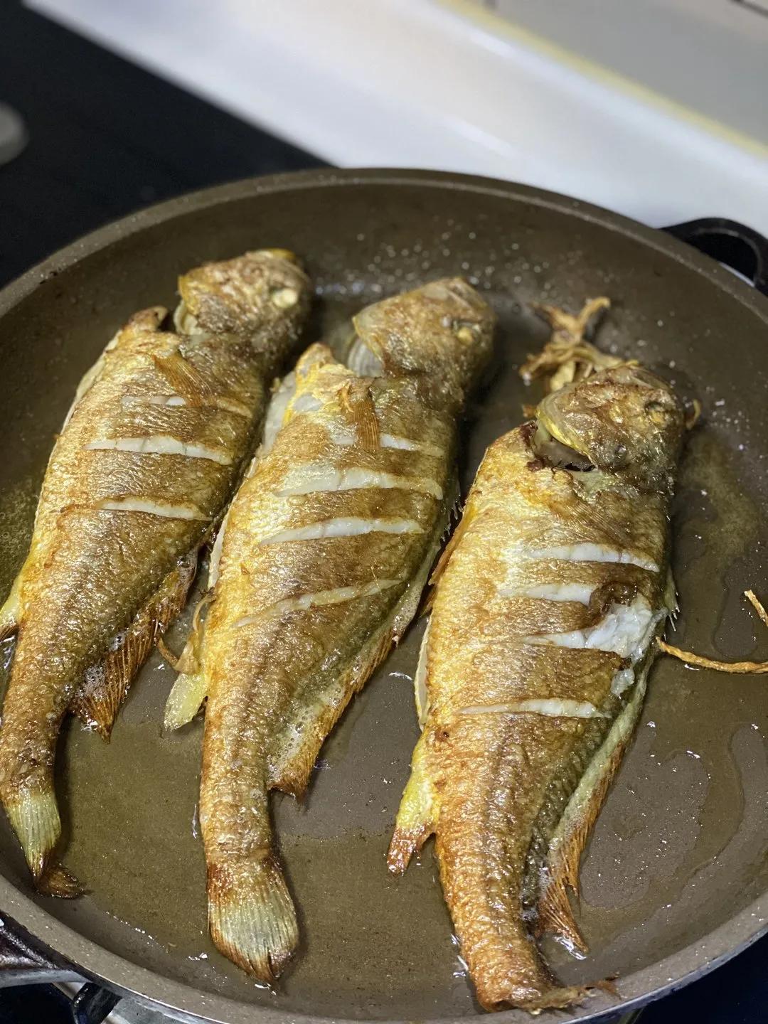Delicious and delicate pan-fried small yellow croaker, a proper ...