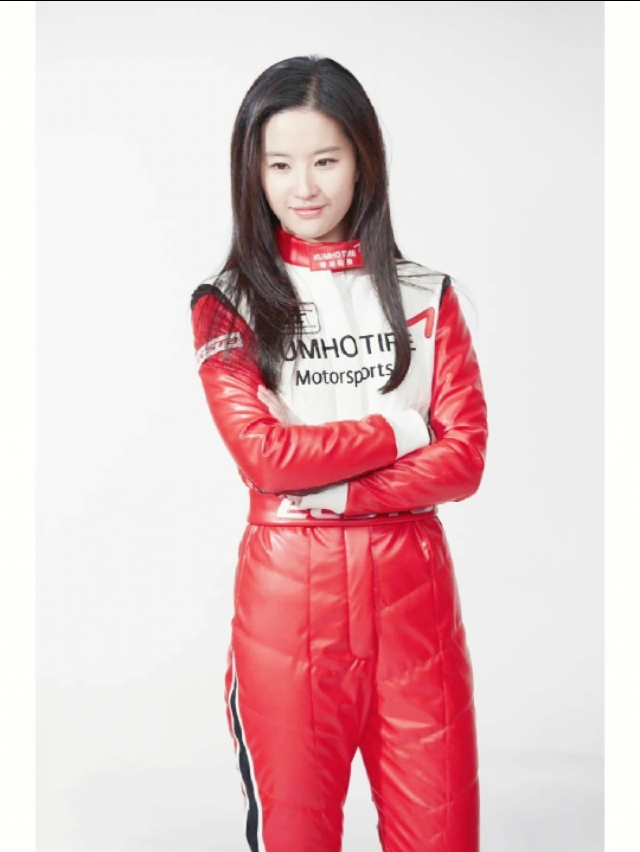 Liu Yifei's handsome racing driver suit blockbuster - iNEWS
