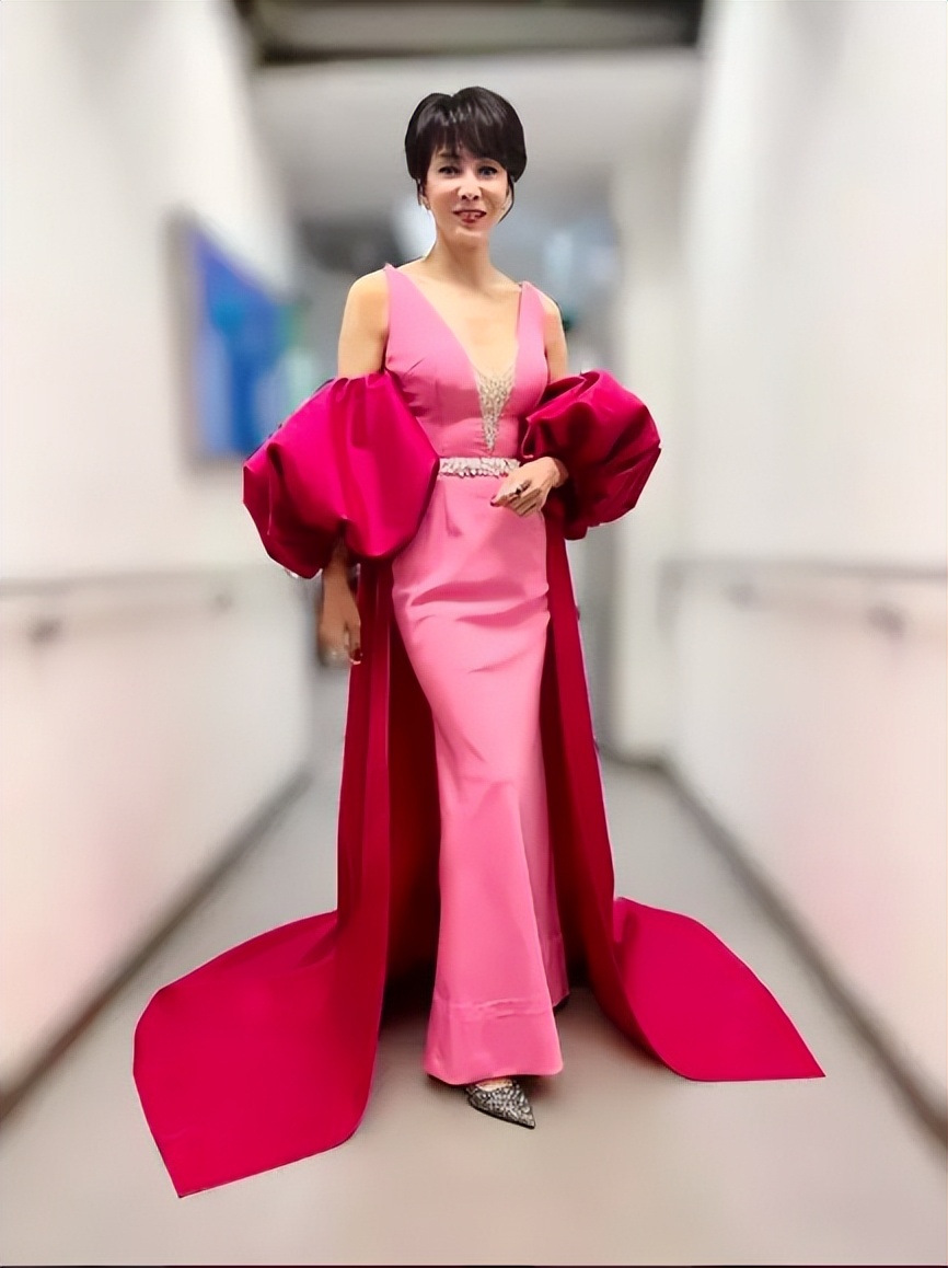 The former TVB sister became a little fan girl of the leading actor in ...