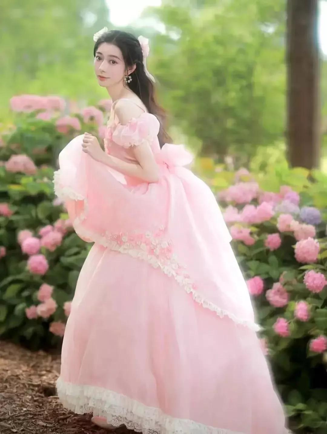 Demure and lingering to send lovesickness, the garden is fragrant and ...