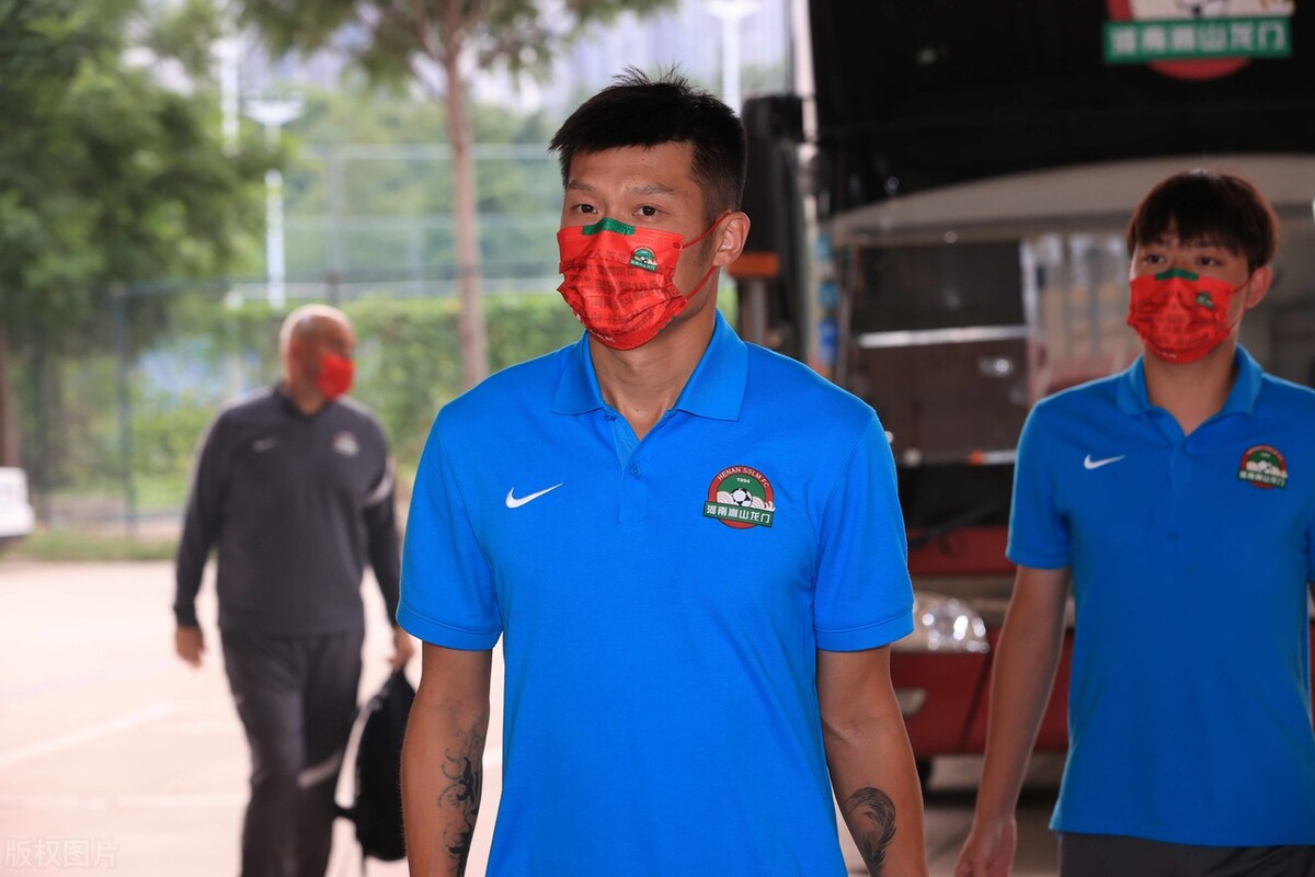 Gu Cao is an old water dispenser administrator?His sitting on the ...