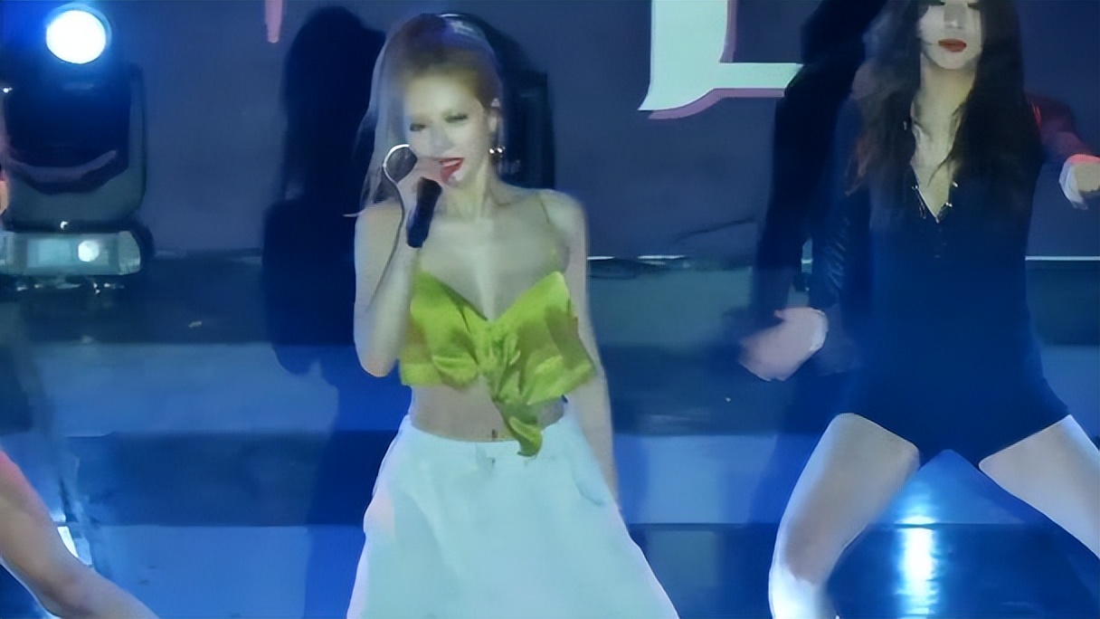 Dress messed up to expose the actress's carelessness? Hyuna directed and acted by herself, saw ...