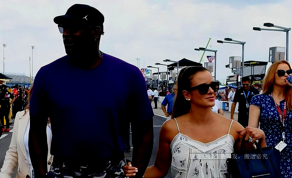 Jordan's family of four travels! The twin daughters are slim in white ...