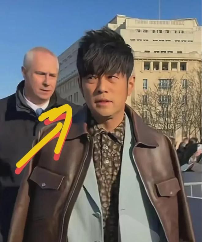 Jay Chou's recent photos look very old! Rarely exposed forehead photos, thick hair, breaking ...