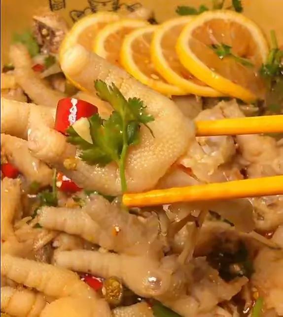 Enjoy!Sour and appetizing lemon pickled pepper boneless chicken feet - iNEWS