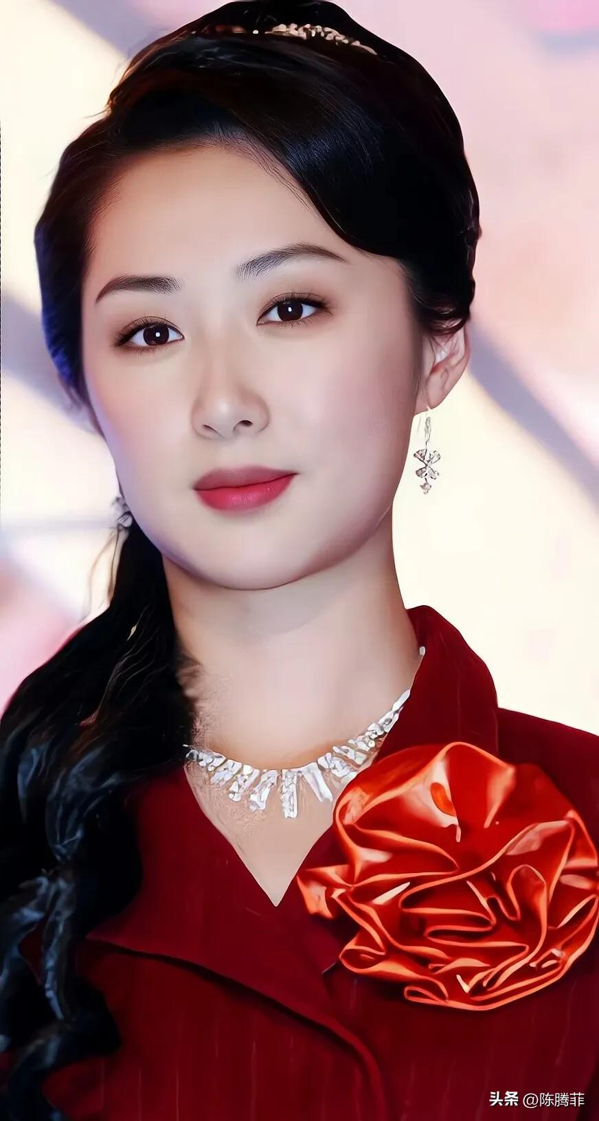 Tu Liman is as beautiful as a flower, sexy and charming - iNEWS