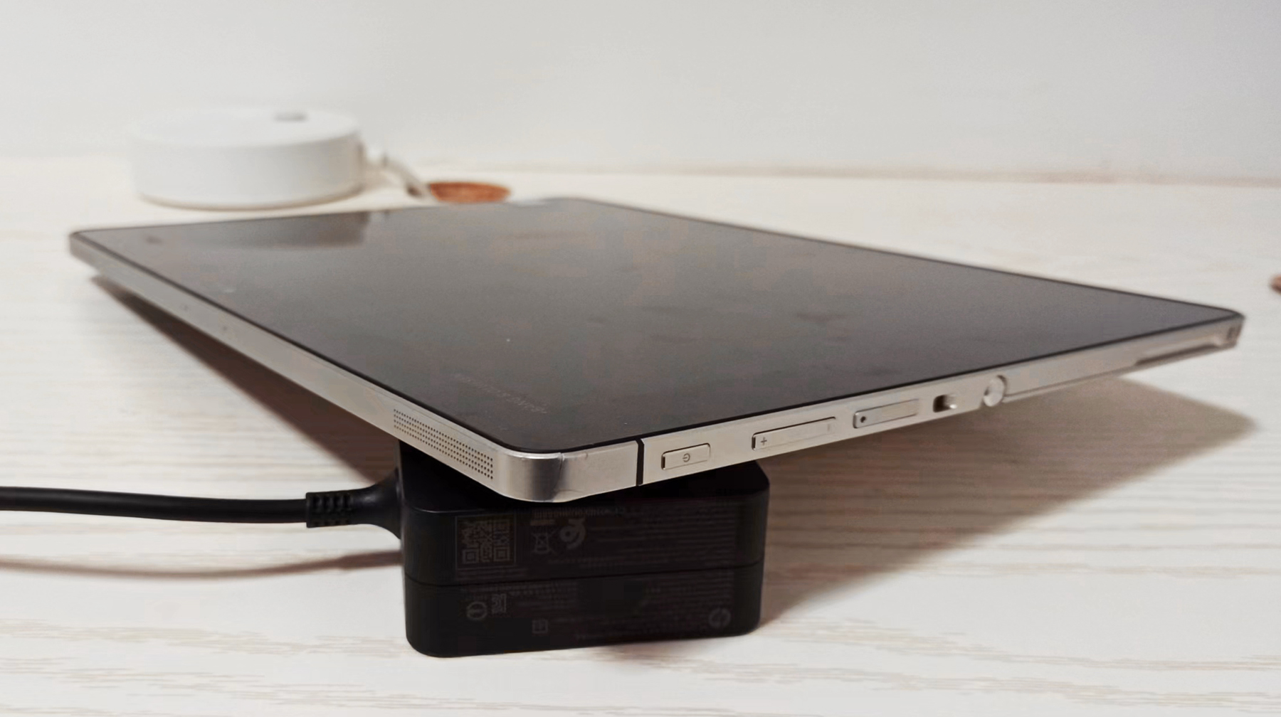 Comes with a 12.2-inch full-fit small screen, this HP 2-in-1 tablet ...