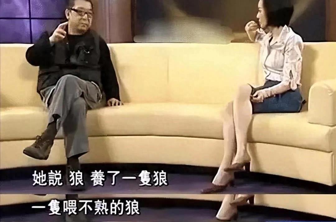 An intimate photo of Guo Baochang with his father, adoptive mother, friends Chen Baoguo, Siqin ...