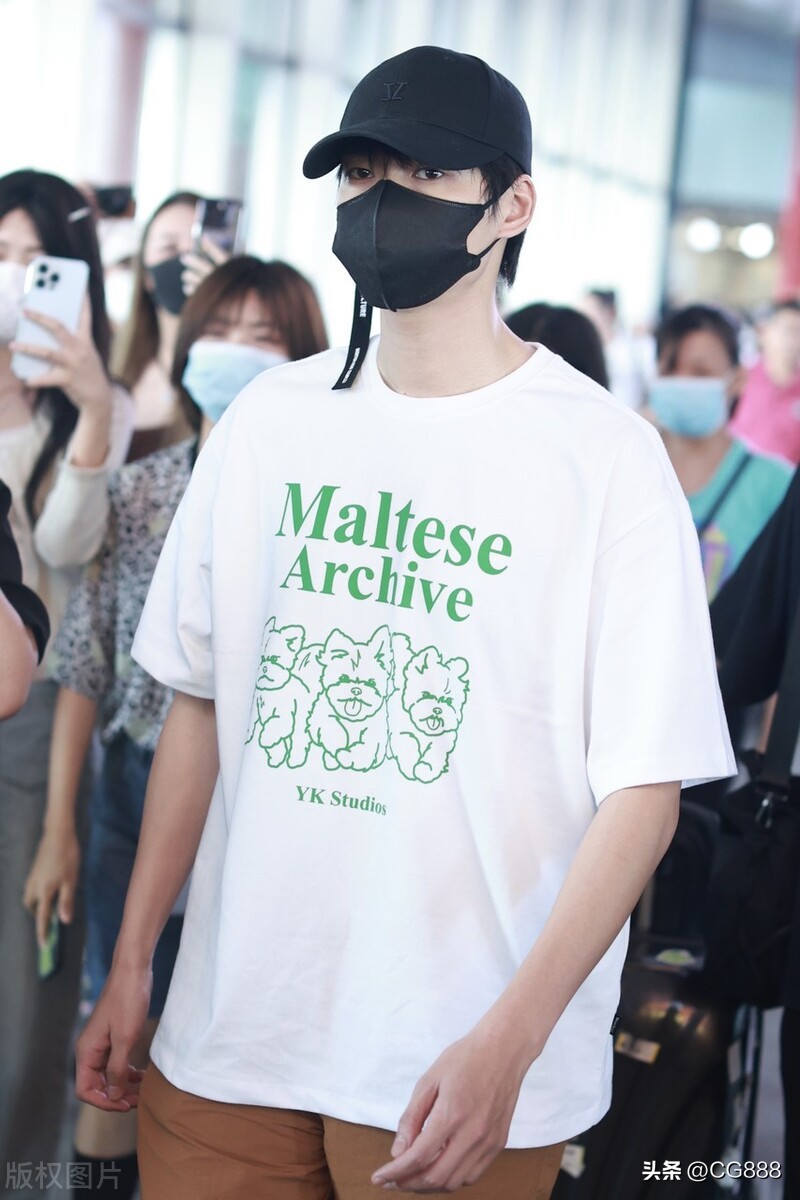 Wei Daxun appeared in Beijing Airport star airport photos - iMedia