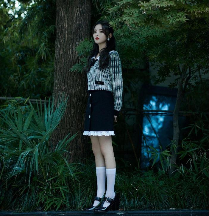 On the sultry uniform Yang Chaoyue, white stockings and children's ...