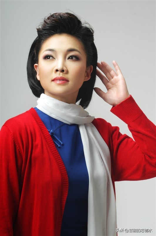 Three female military singers, with sweet looks, plump bodies and high ...