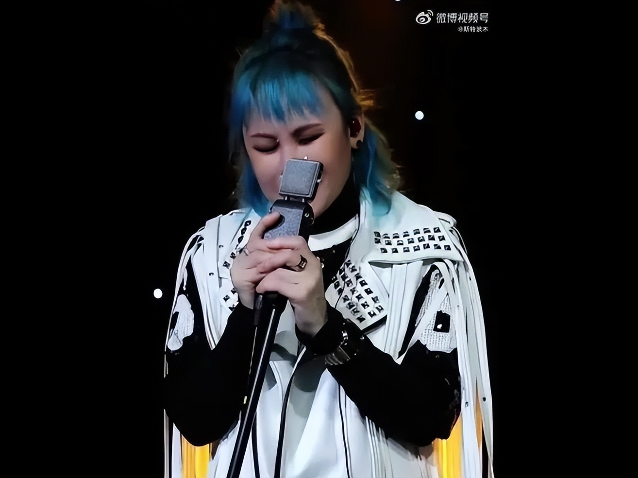 Luo Qi choked up crying while singing live, it was not easy! - iNEWS