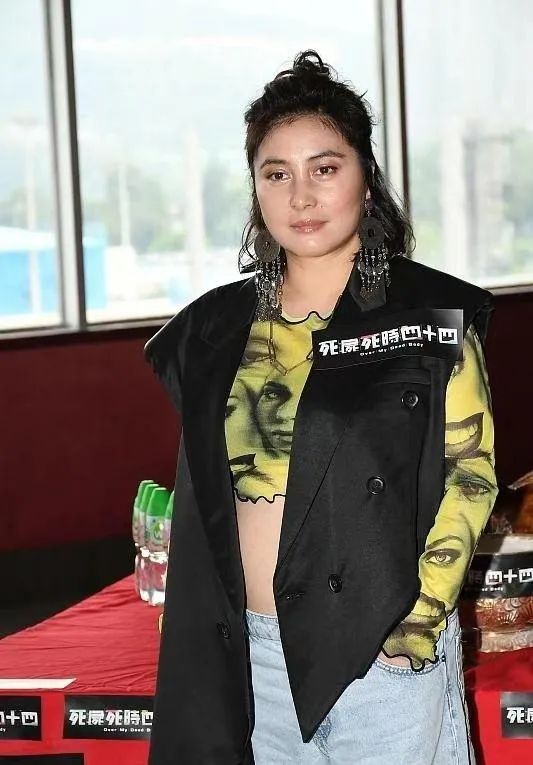 He Chaoyi is capricious!Wearing a navel-baring outfit looks so greasy ...