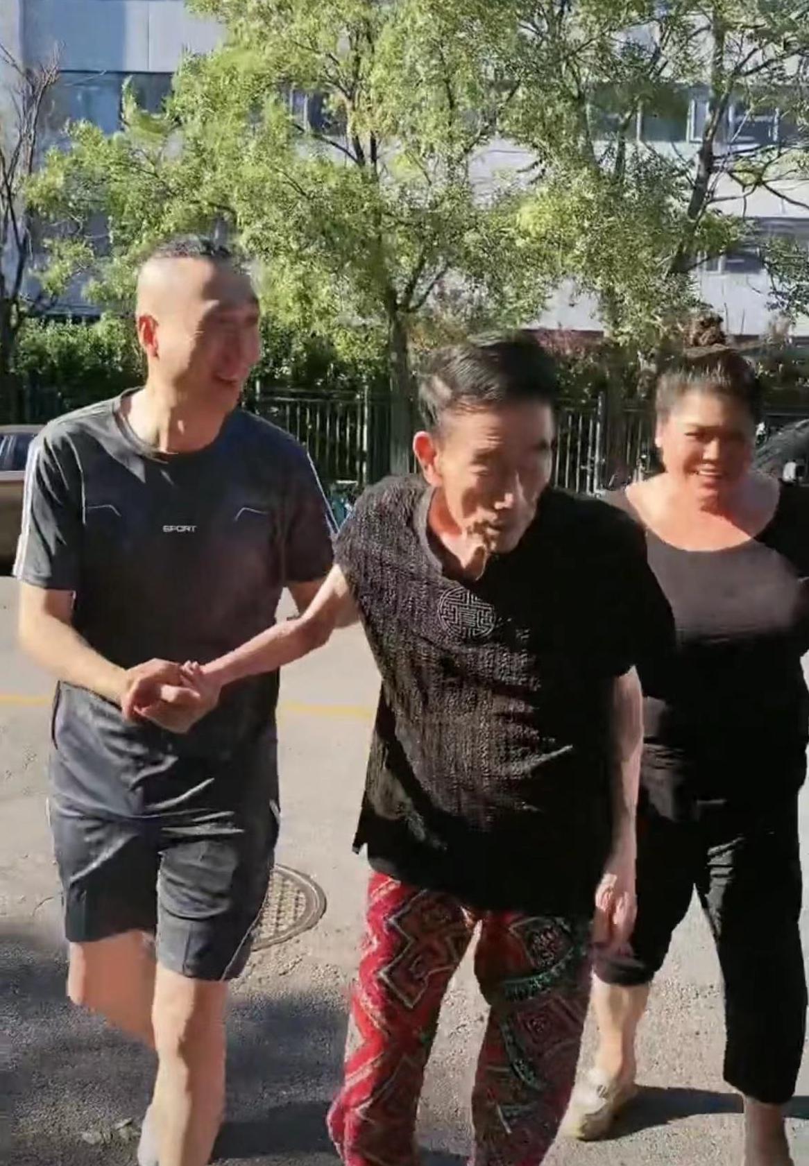 90-year-old Yang Shaohua went out in a million-dollar luxury car, wearing empty clothes and ...