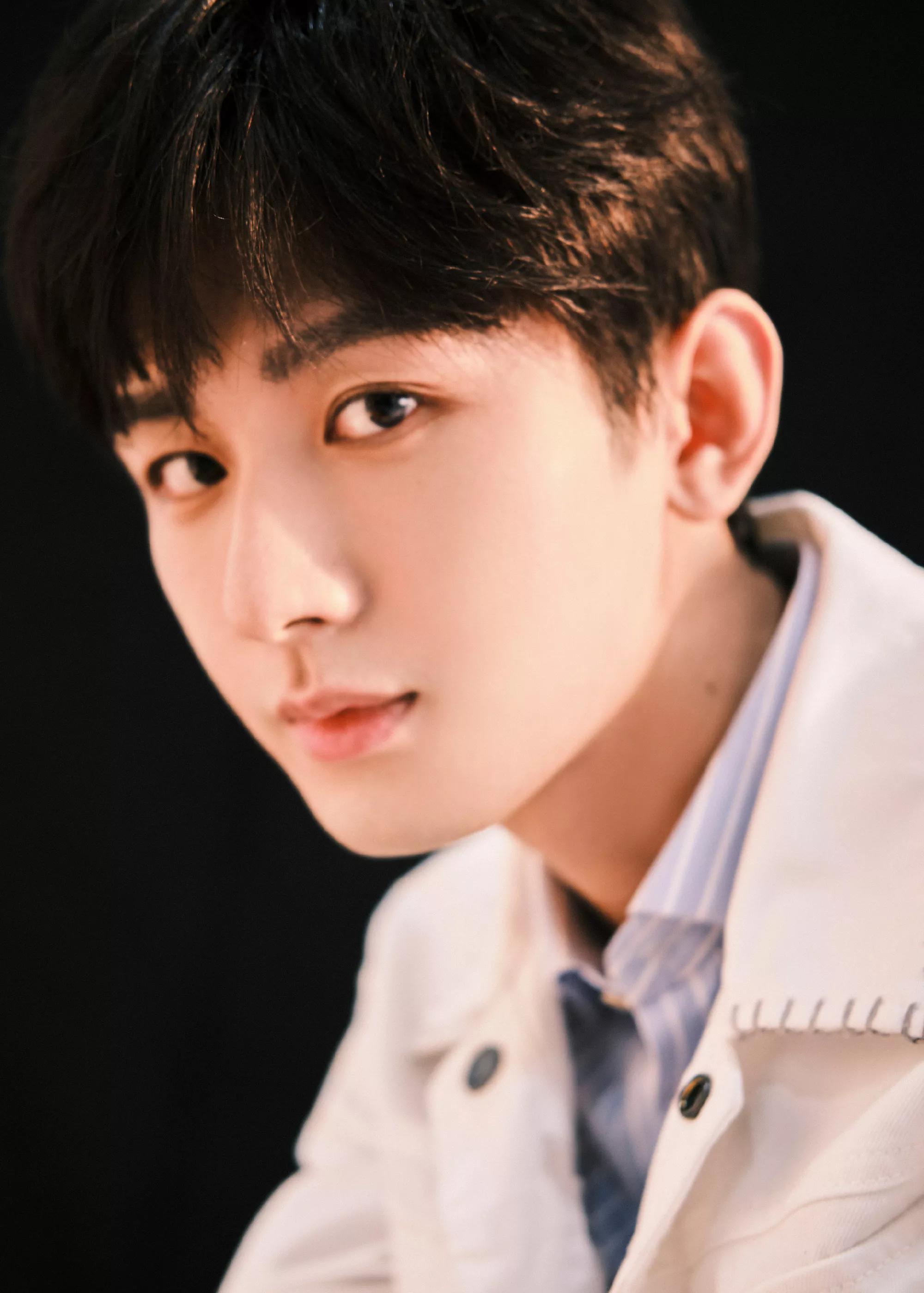 Jin Dongchengyi's new drama "The Bottom Line" will be broadcast tonight ...
