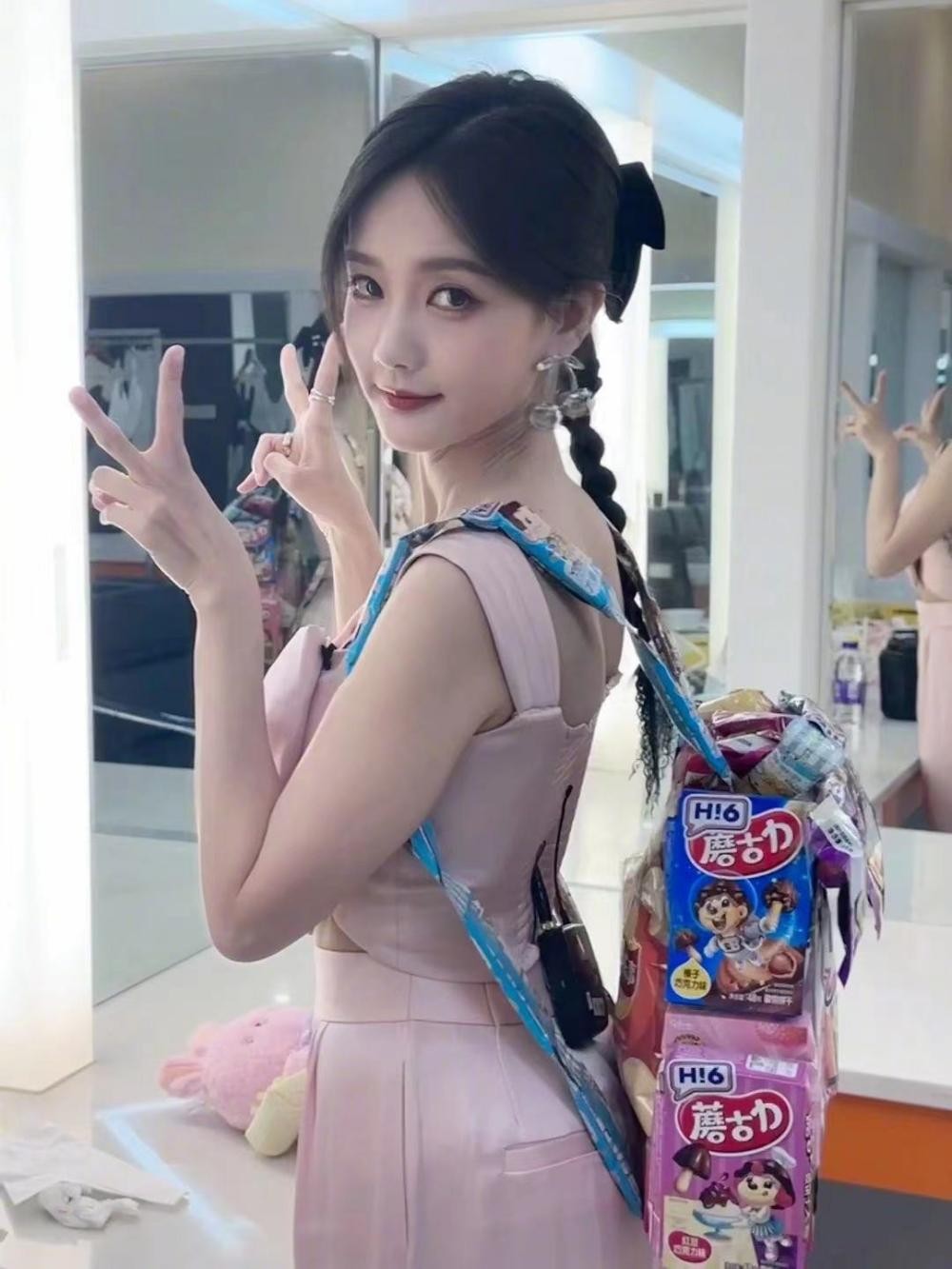 Li Yitong caused controversy by taking off his shoes and flying ...