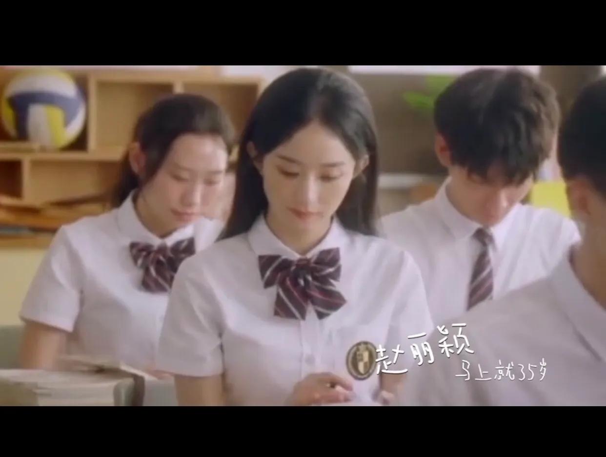 The sweet-looking actress is super suitable for wearing school uniforms ...