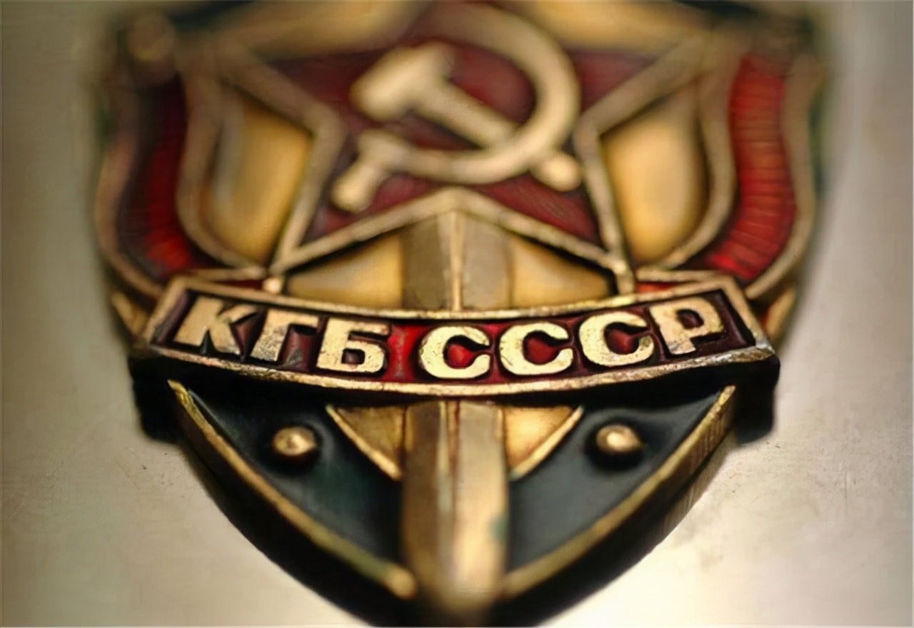 In 1962, the two major generals and 60,000 people in Xinjiang defected ...