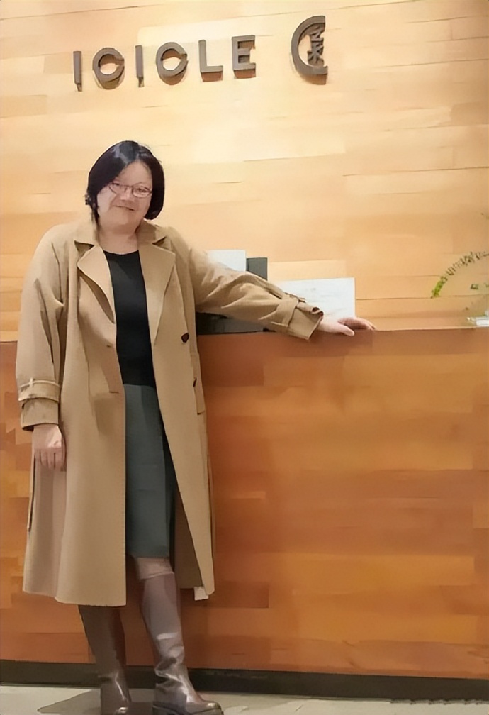 Chen Kaige's ex-wife is really fashionable! Wearing a 20,000 yuan ...