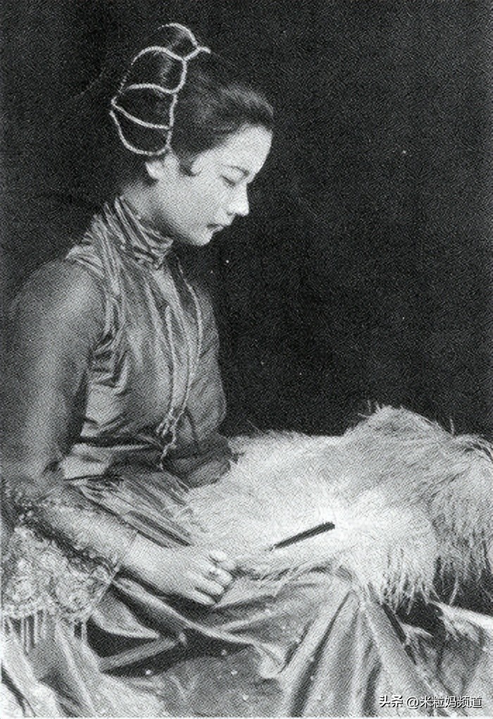 She is the first Chinese "Bond Girl", 30 years earlier than Michelle ...