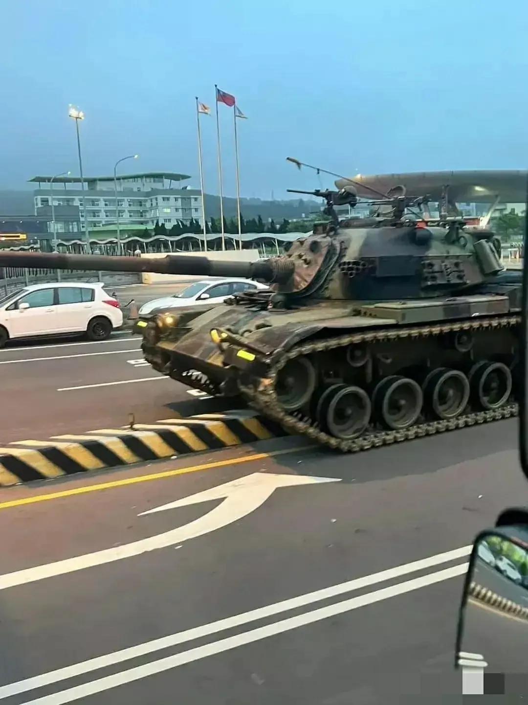 A certain Chinese tank soldier drove a combat tank and crushed the ...