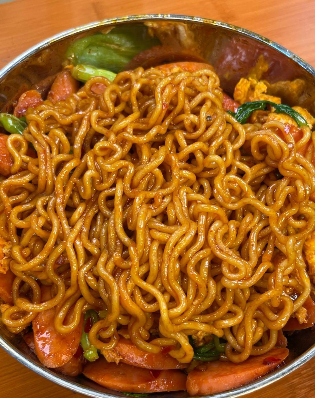 The fried noodles made by my mother are really delicious! Delicious ...
