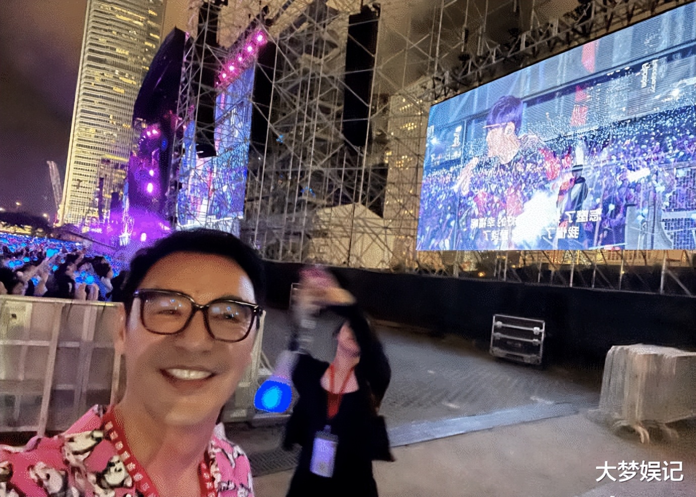 Jay Chou Hong Kong sang "Backstage is full of big coffee flower baskets ...