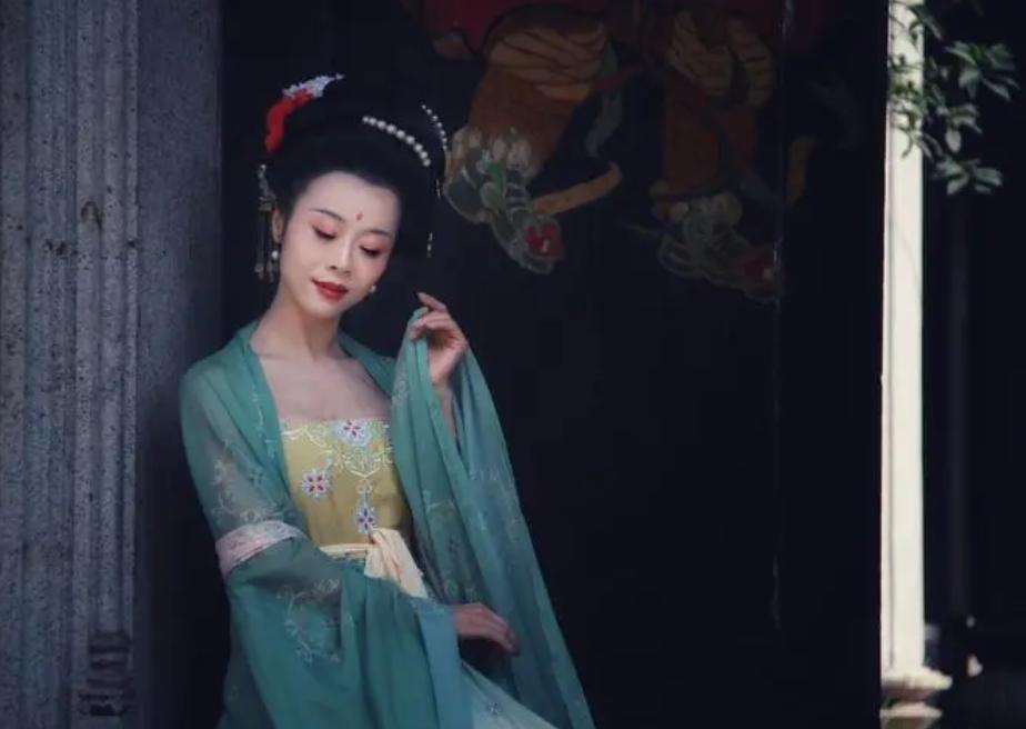Li Bai composed another song "Qingping Diao", the goddess of Wushan and ...