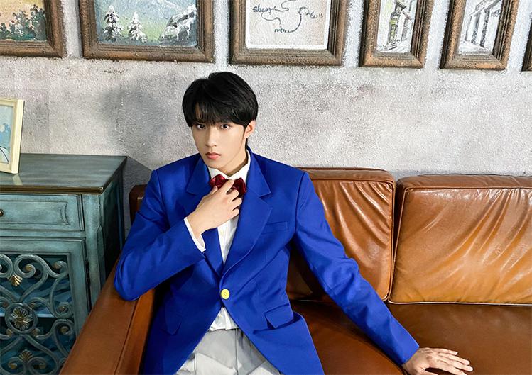 Liu Yaowen posted a new scene, punched in and took a photo, wearing a blue suit and pulling a ...