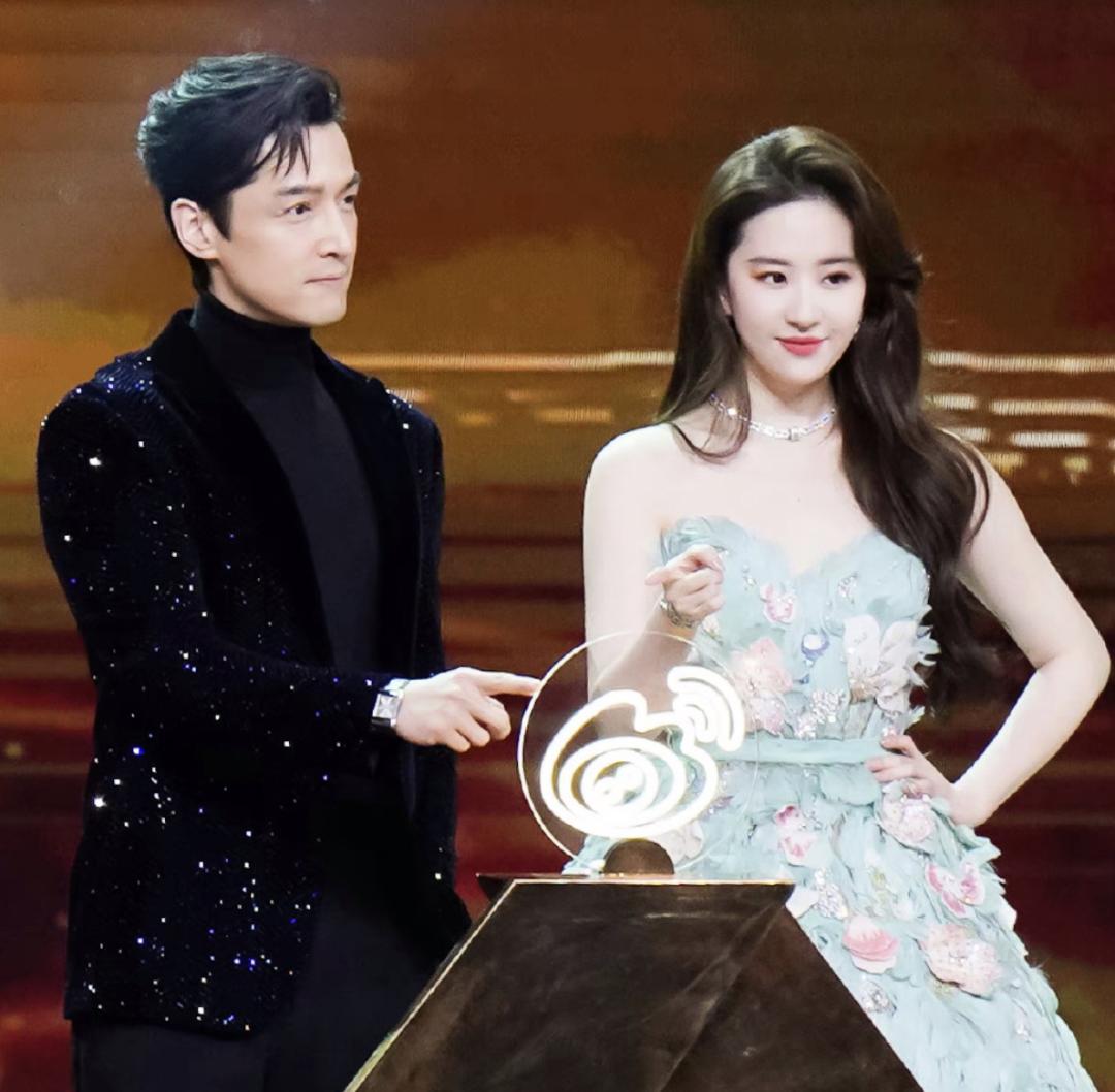 Hu Ge got married and gave birth to a daughter. It took me a long time ...