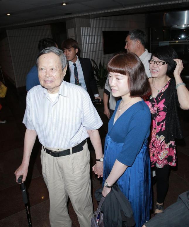 Weng Fan looks 20 years older with short hair! The lady in the blue ...