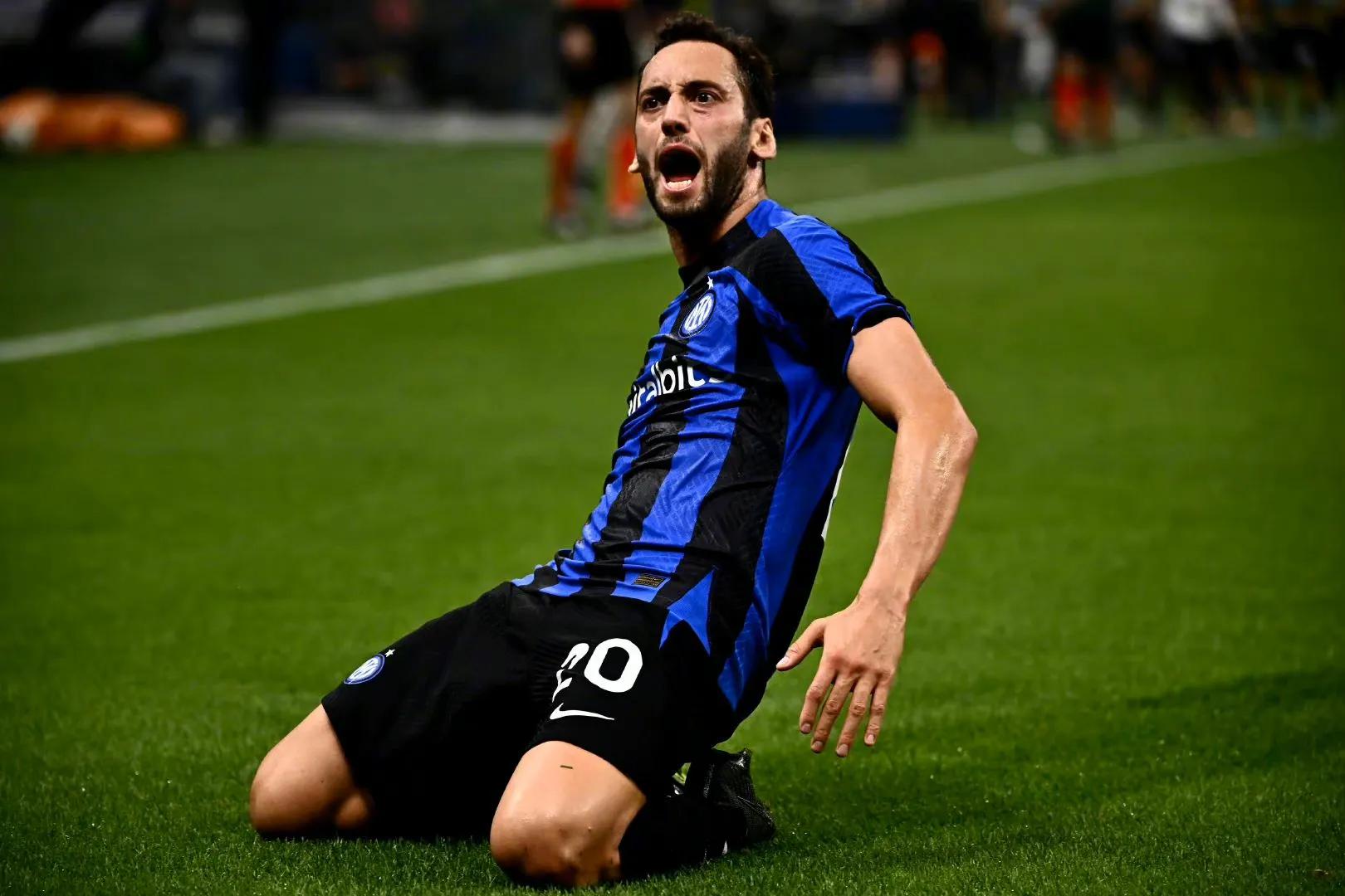 UEFA Champions League-Qia 20 sticks to the ground to win Dumfries ...