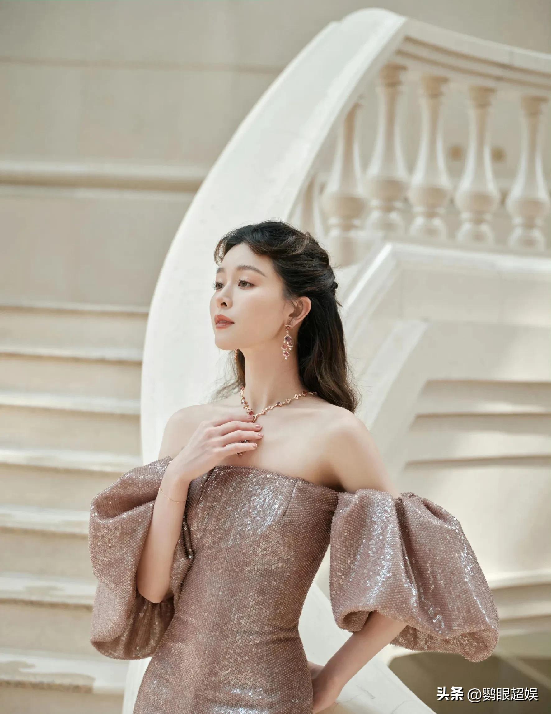 Janice Man's shiny tube top dress photo is breathtakingly beautiful - iMedia