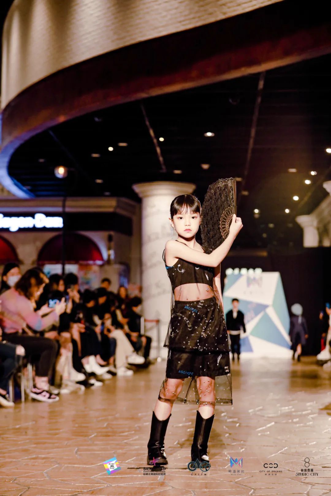 Model Wang drove to 365SHOW Macau spokesperson Sun Qiqi: dare to ...
