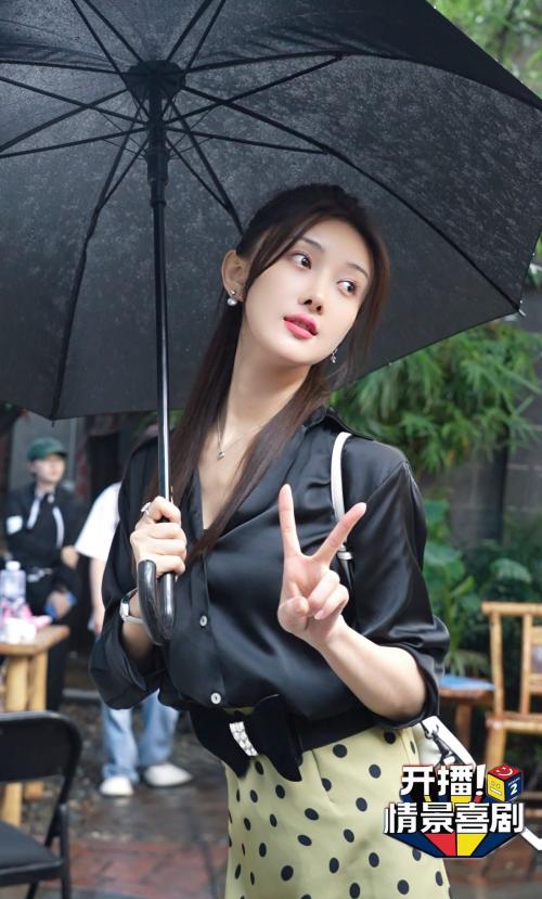 "Sitcom 2" hot shoot Liu Meiqi as interpreter challenges dual ...