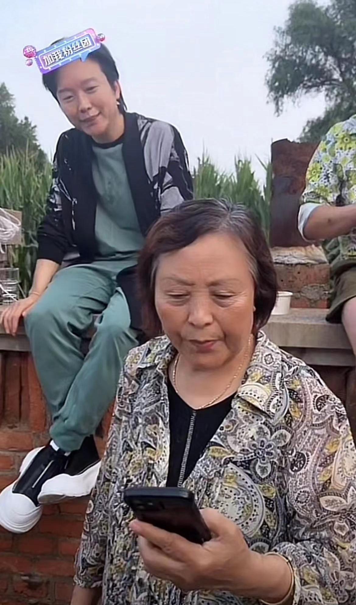 Well-known singer Li Yugang is worth over 100 million but chose to live in the countryside. He ...