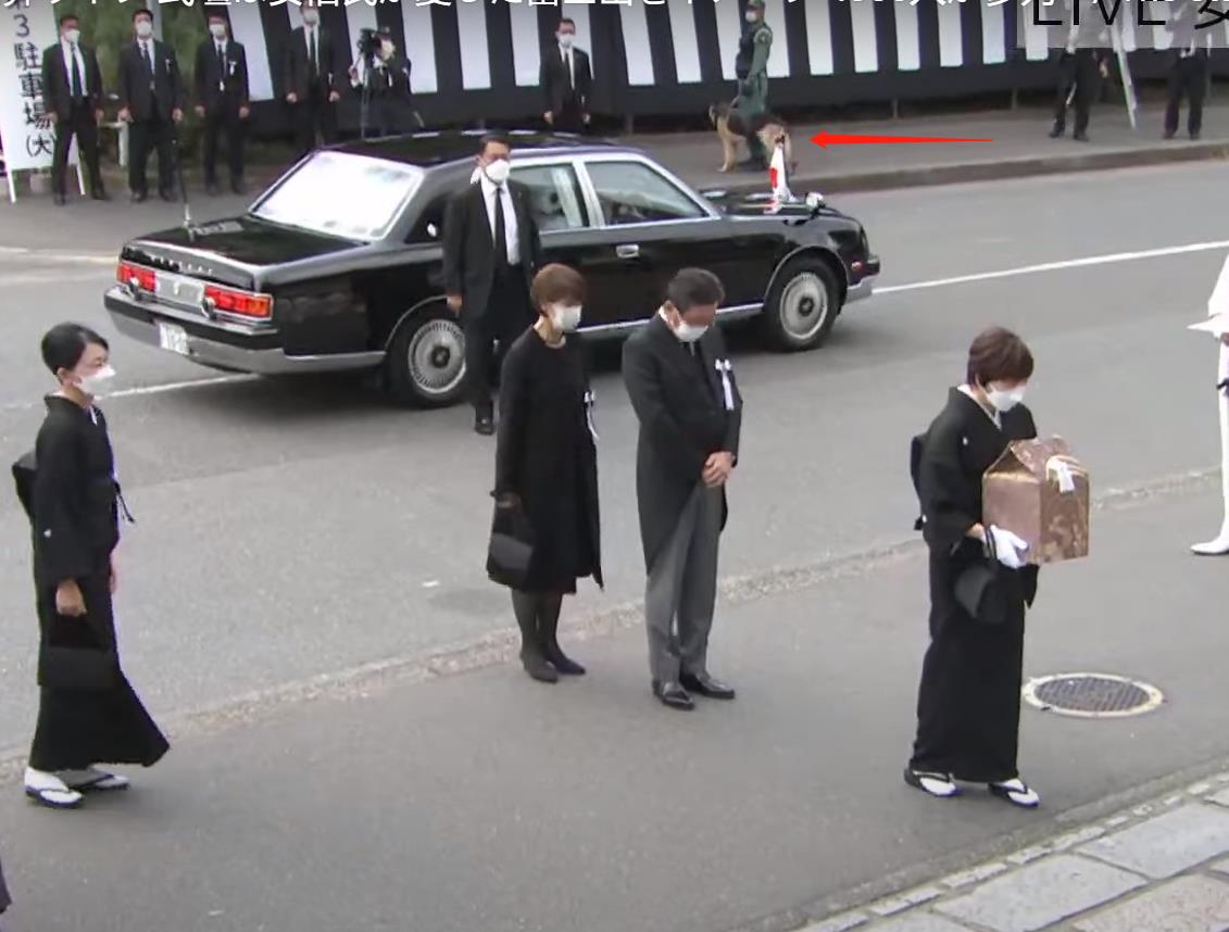 Abe's funeral scene exposed: his wife's eyes are swollen and ...