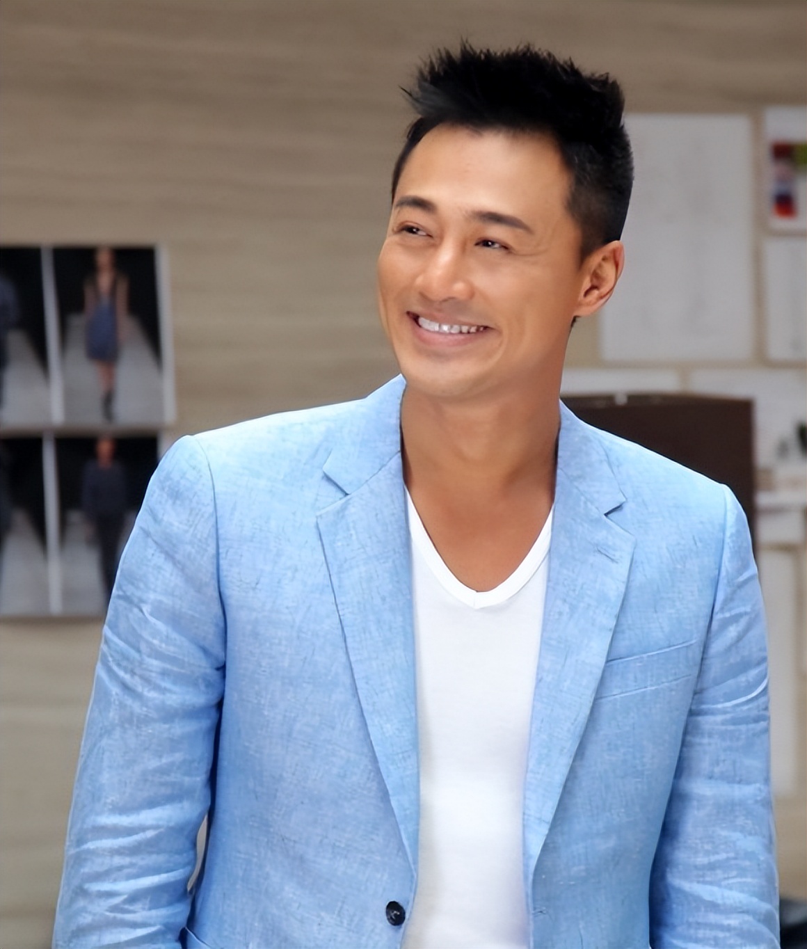 Lin Feng accompanies his wife and daughter to go shopping - iNEWS