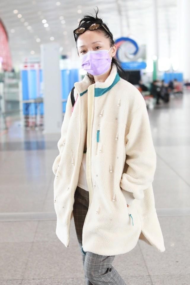Zhou Xun pursues the fashion of young people. The wool coat is very ...