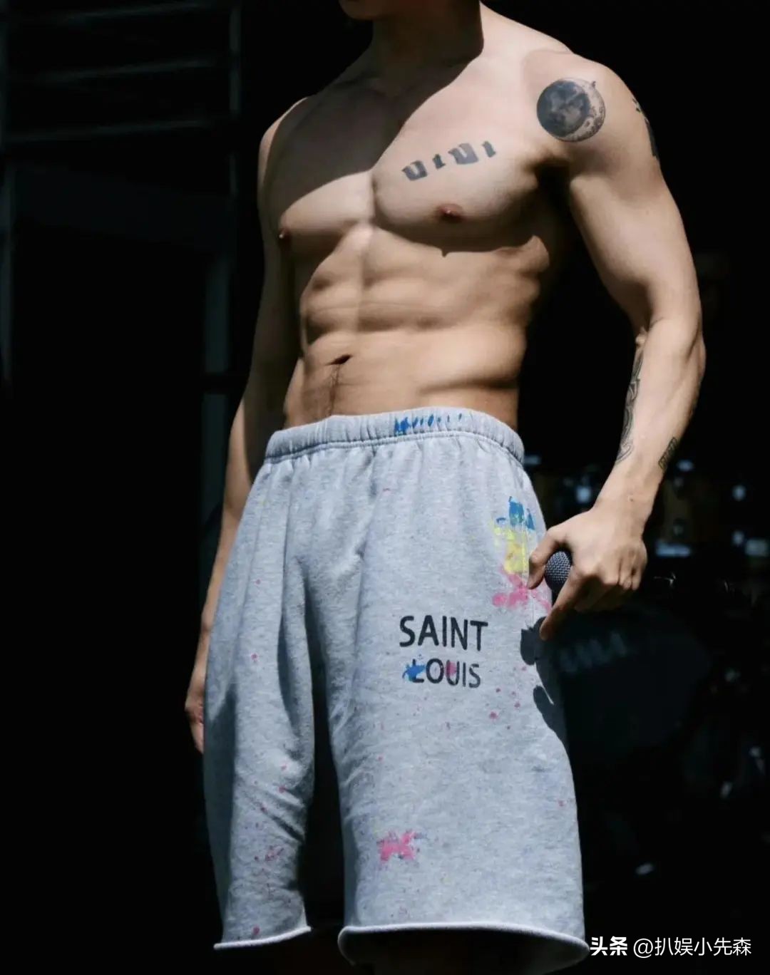 Chengdu hip-hop singer Yang Hesu showed off his figure at the concert ...