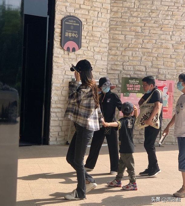 Huang Xiaoming took the baby out and was photographed, bowed his head ...