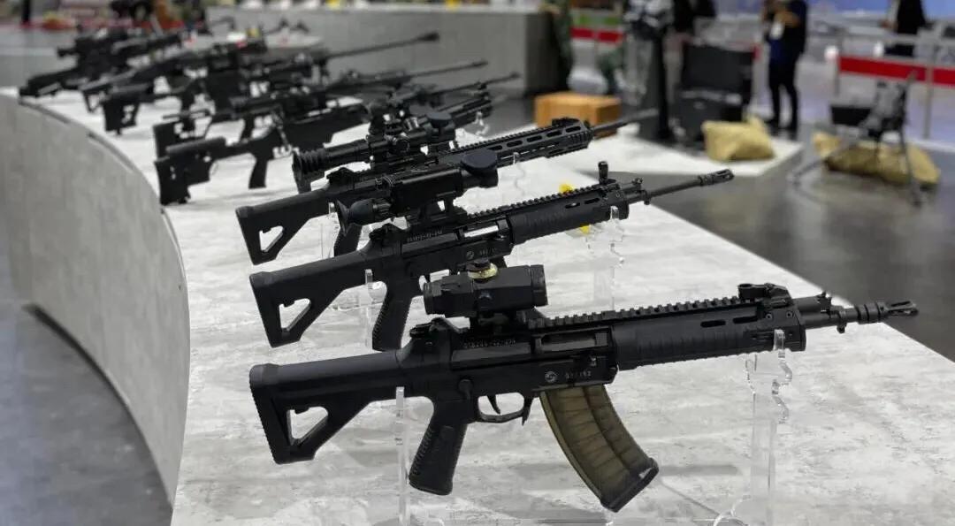 Inventory of firearms and props in the domestic movie "Jealous Chase", QBZ192 short burst has ...