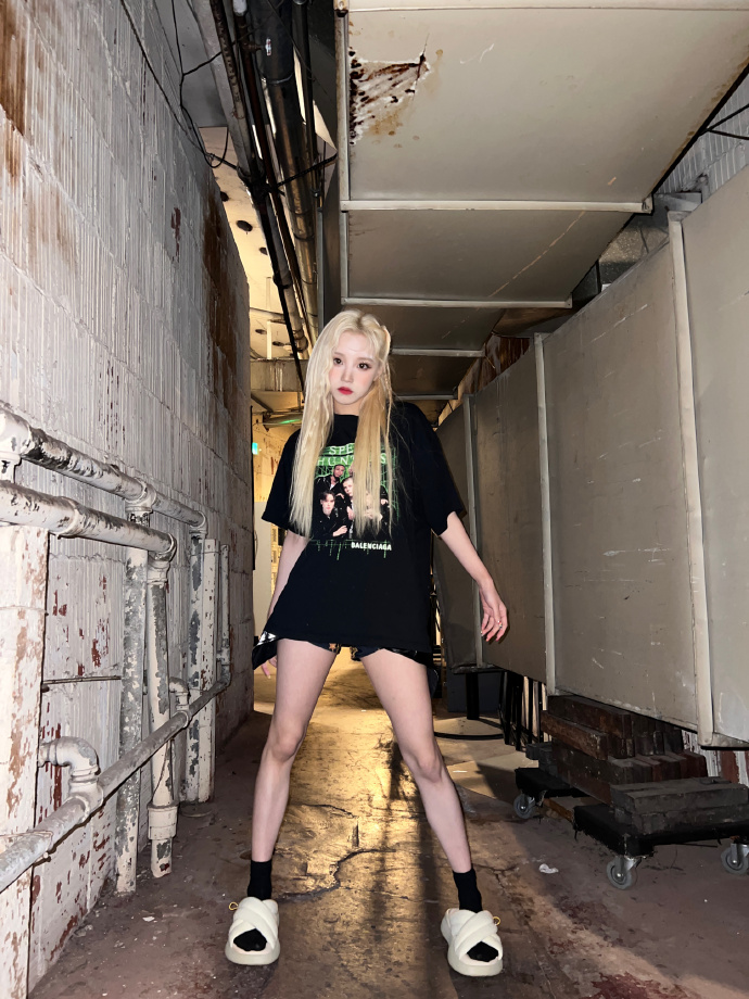 Song Yuqi has blond hair, so white that her whole body glows - iNEWS