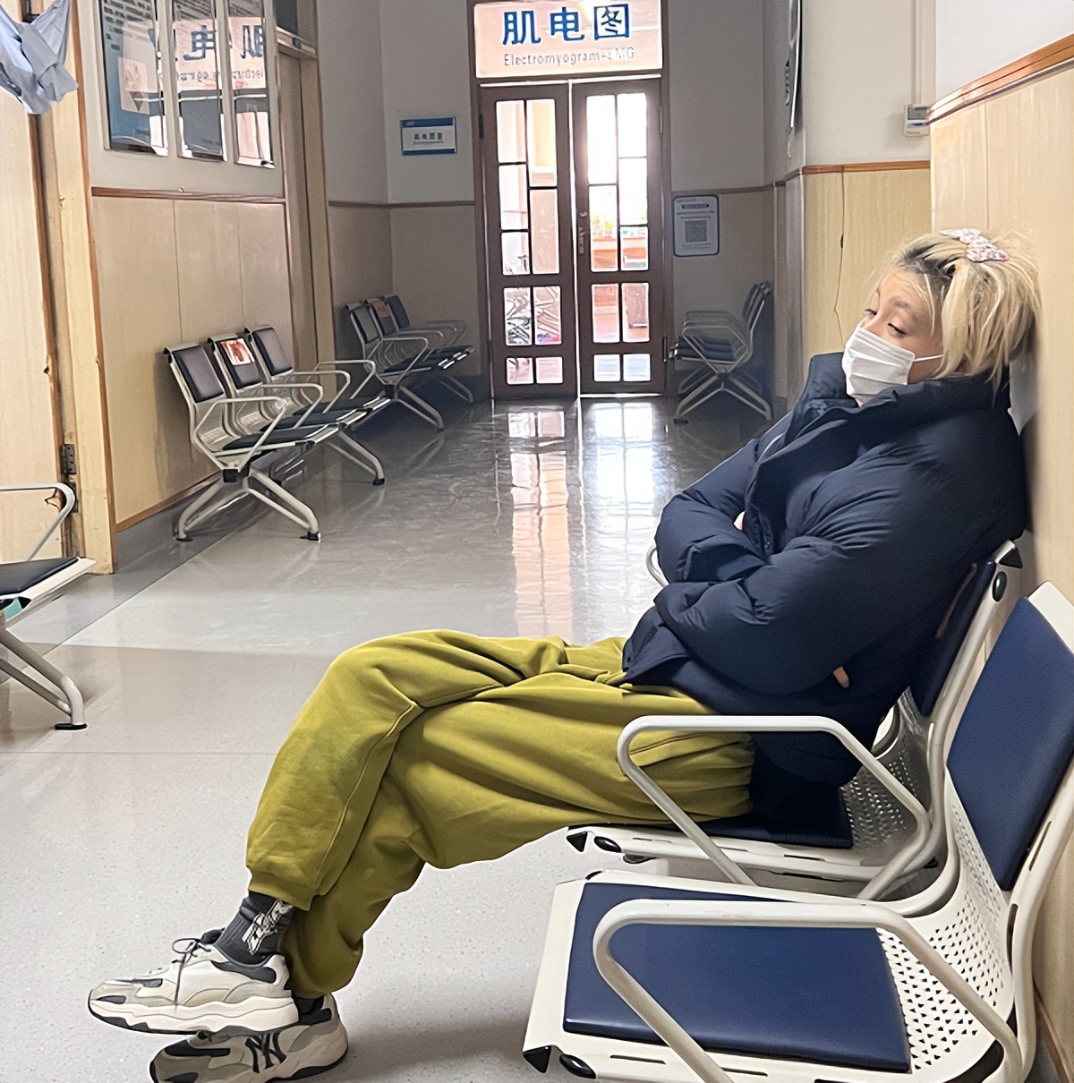 Hua Chenyu's girlfriend went to the doctor urgently, sitting alone in ...