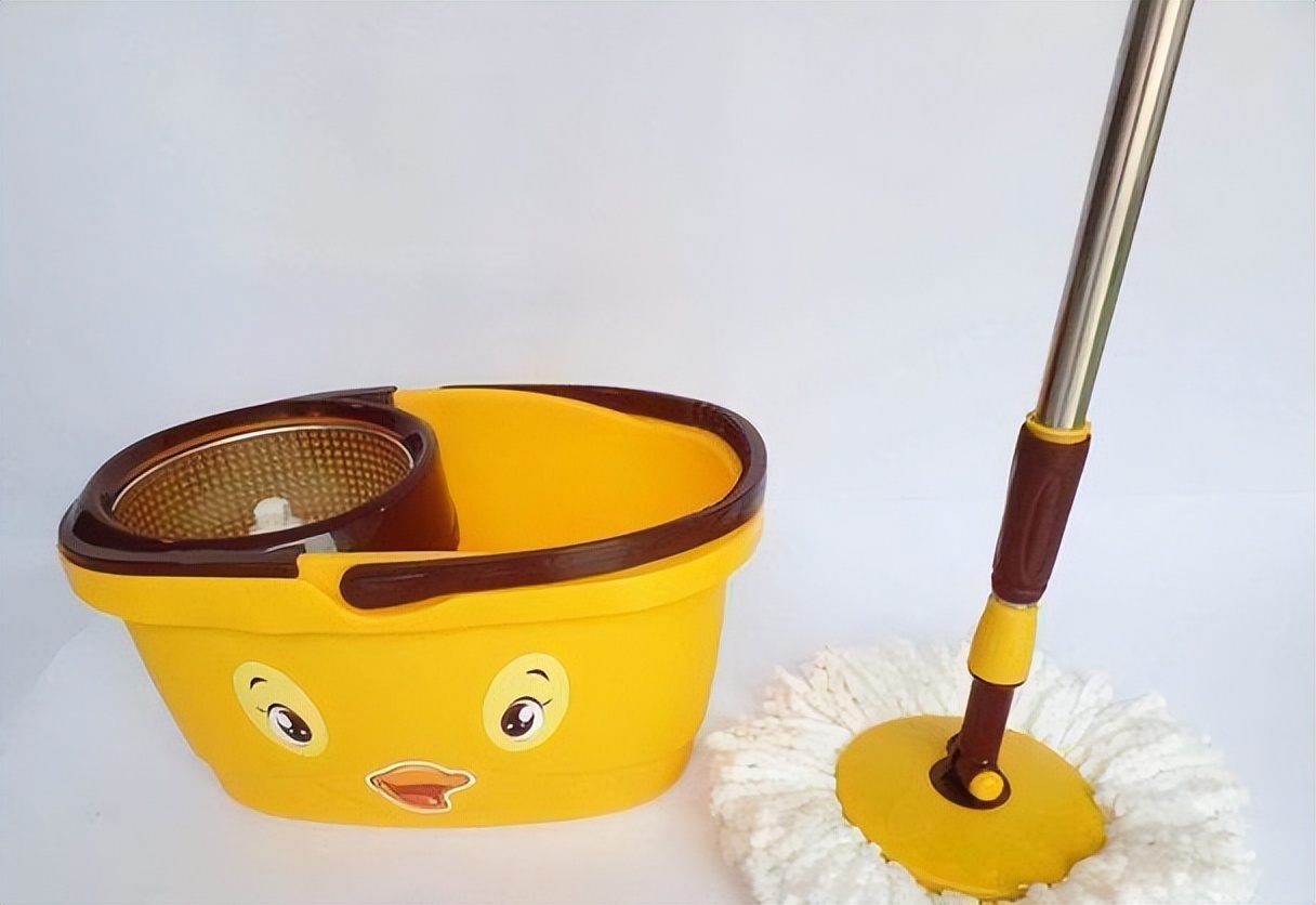 Don't throw away the old mop stick, put it on a drink bottle and modify it a little bit, it's so ...