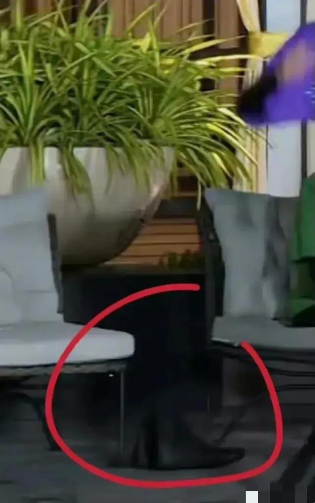 Let's run, perform the "body disappearing technique" and don't ...