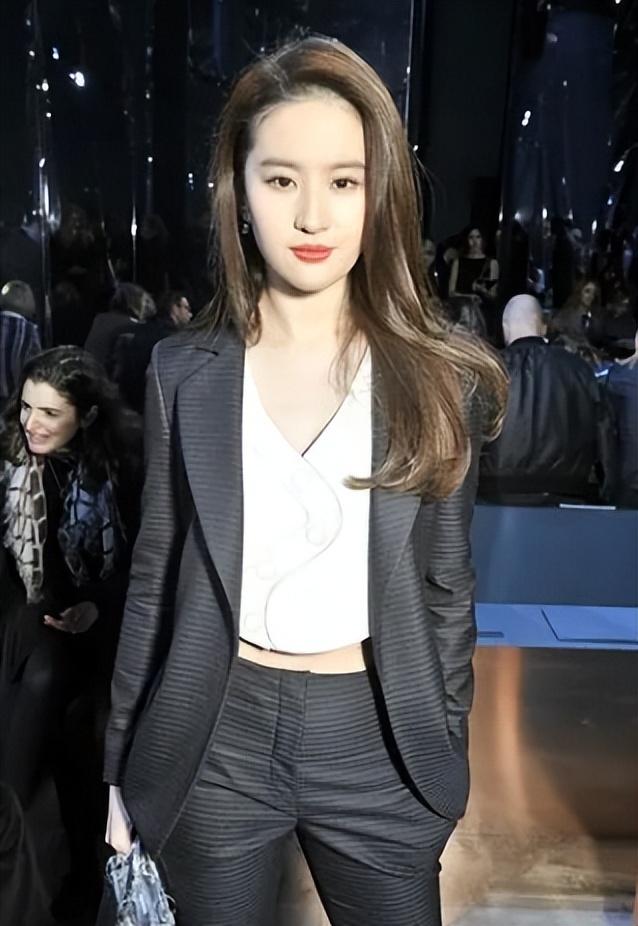 Liu Yifei was photographed without makeup, her skin looks like 19 years ...