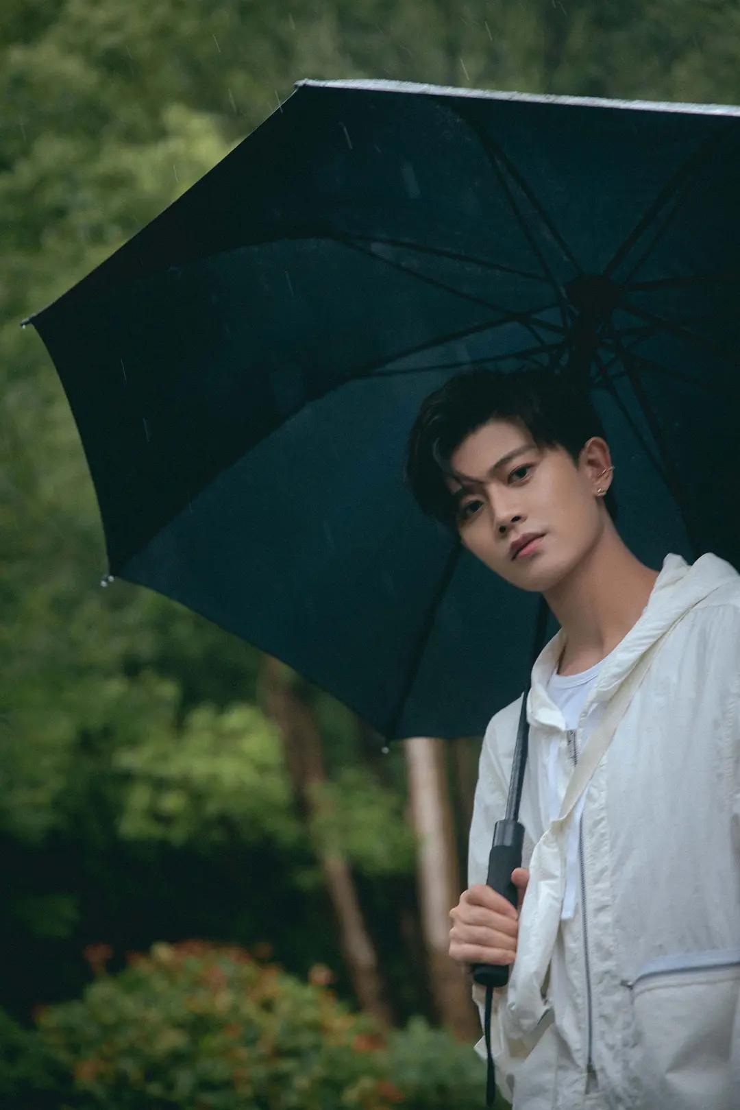 Ren Jialun and Tan Jian are male stars who are not tall enough for ...