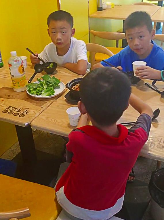 In Chongqing, four boys pick up scraps and sell rice noodles for money ...
