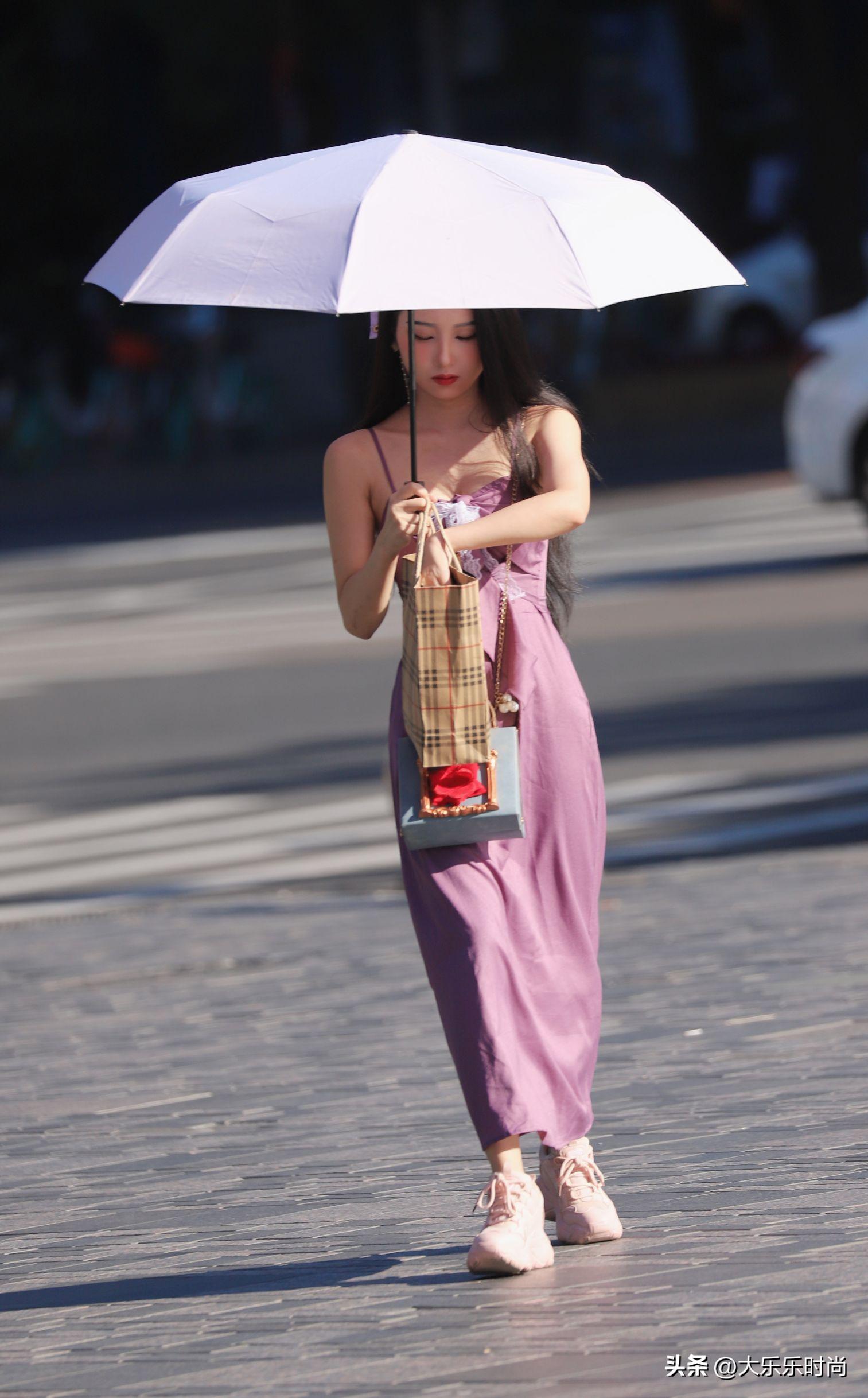 Fashion Street Shooting: Met a Sun Umbrella Girl with Light Walking and ...